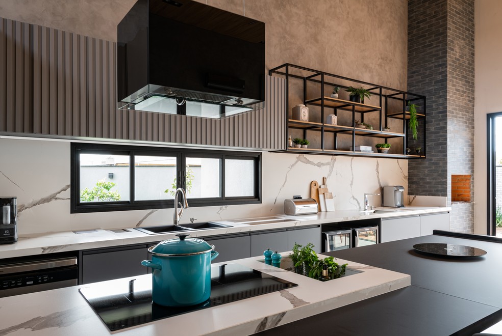 Décor do dia: área gourmet e cozinhas integradas com ilha e mesa rústica