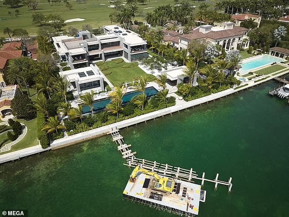 Tom Brady mostra piscina luxuosa da mansão de R$ 85 milhões