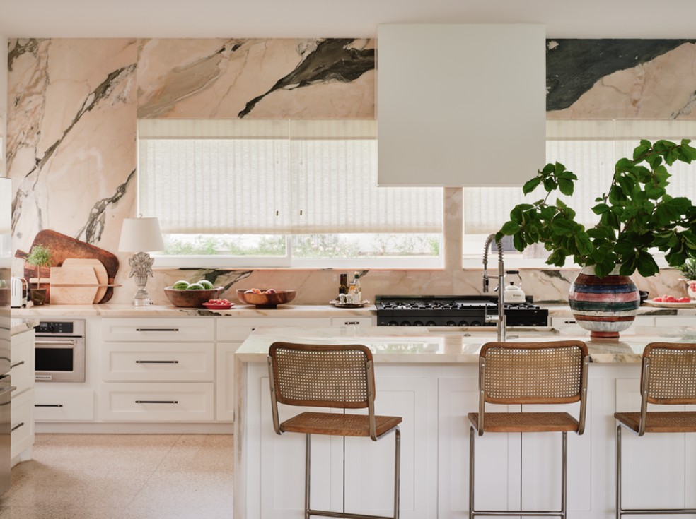 Casa modernista renovada tem animal print, mármore rosa e papel de ...