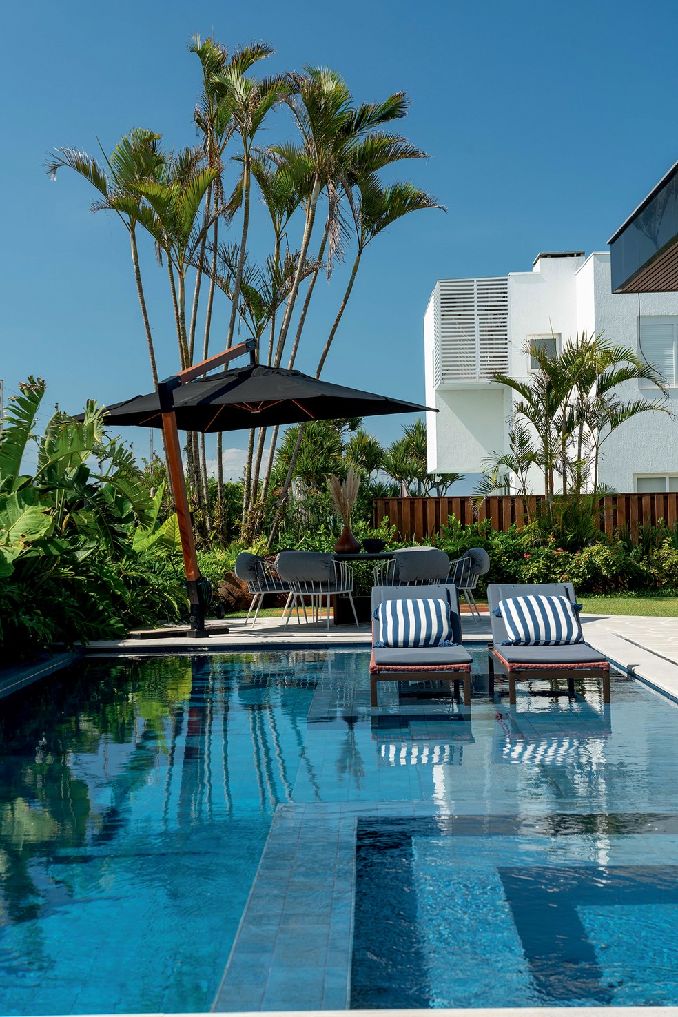 Escada curva é a estrela de casa de praia contemporânea | Yearbook ...