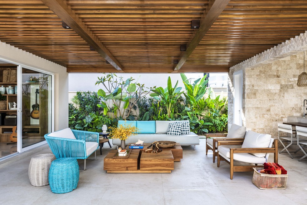 14 varandas de madeira perfeitas para reunir a família e amigos