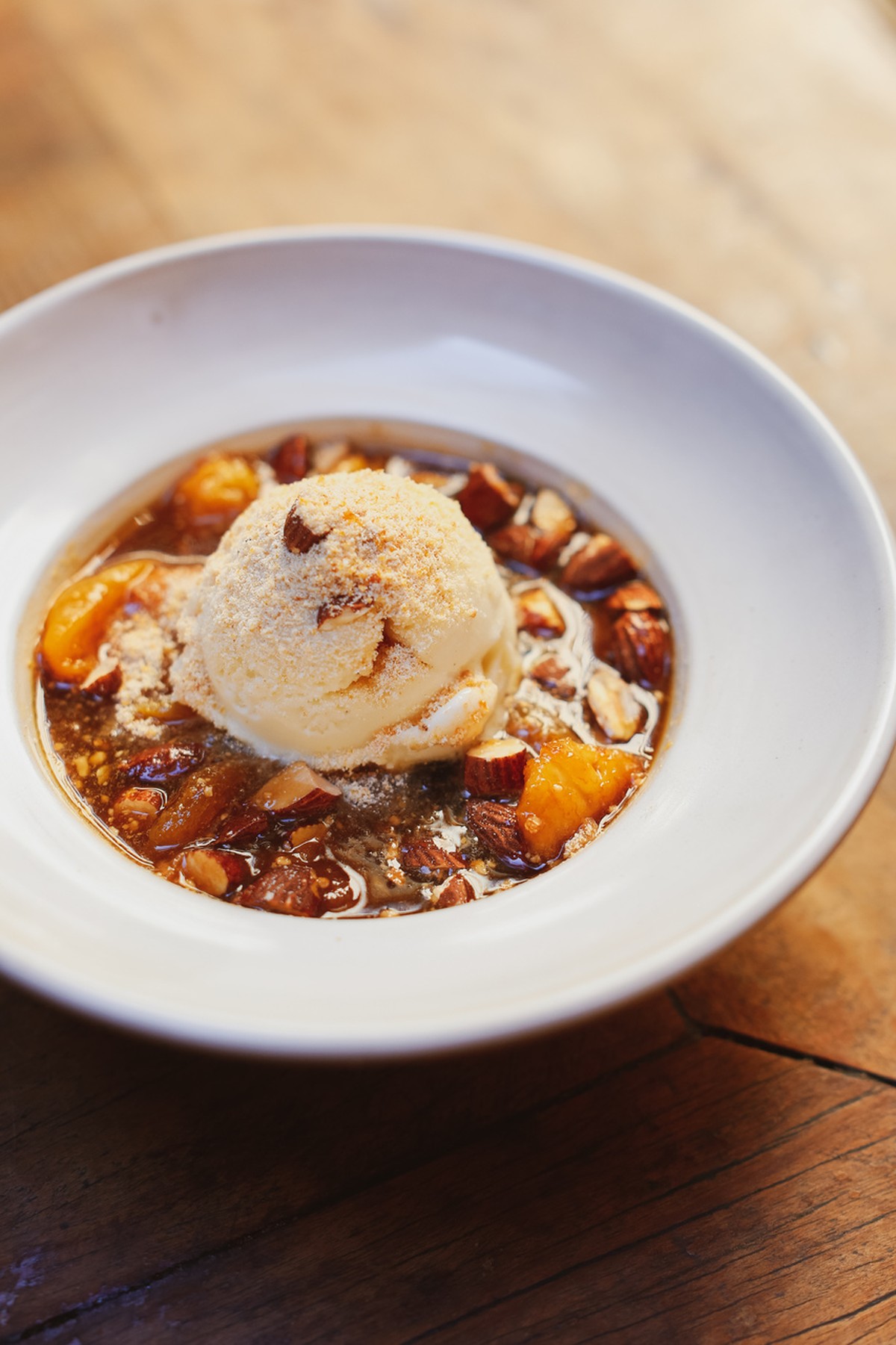 Banana caramelada com sorvete pode ser servida quente ou fria