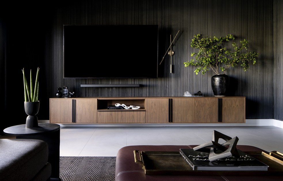 Na Flórida, casa de 418 m² exibe décor sóbrio em tons escuros