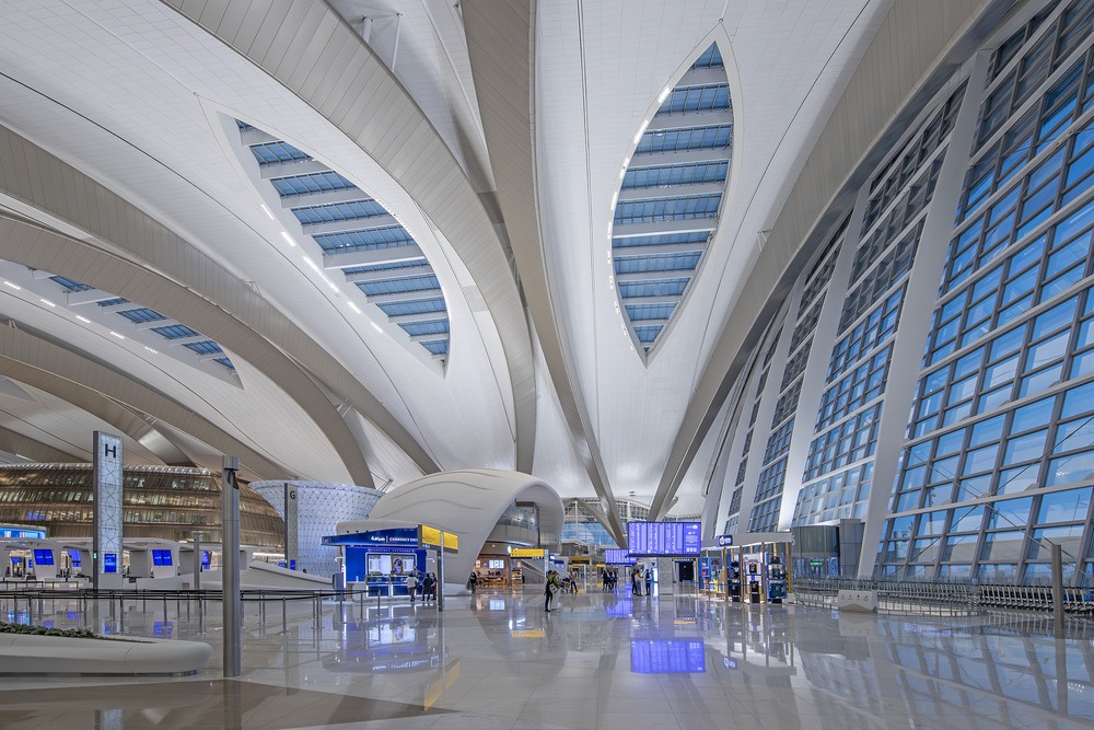 Terminal de aeroporto nos Emirados Árabes tem teto inspirado em dunas