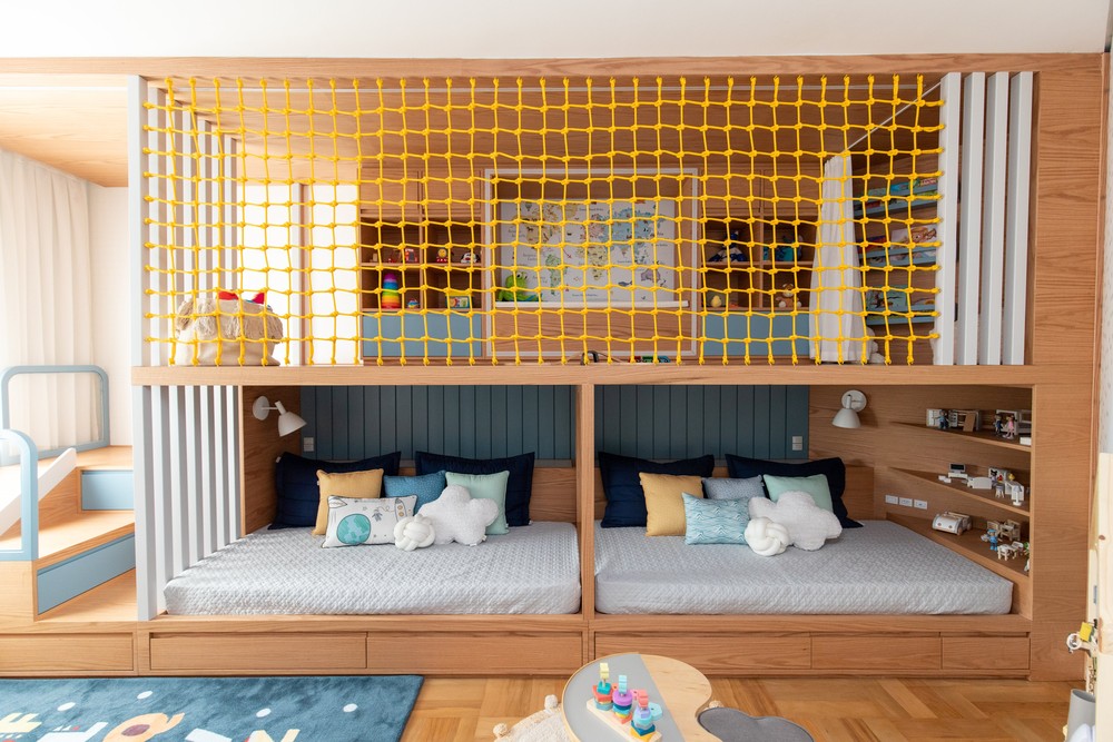 Décor do dia: quarto infantil com cama dupla e 'cabana' de leitura no mezanino