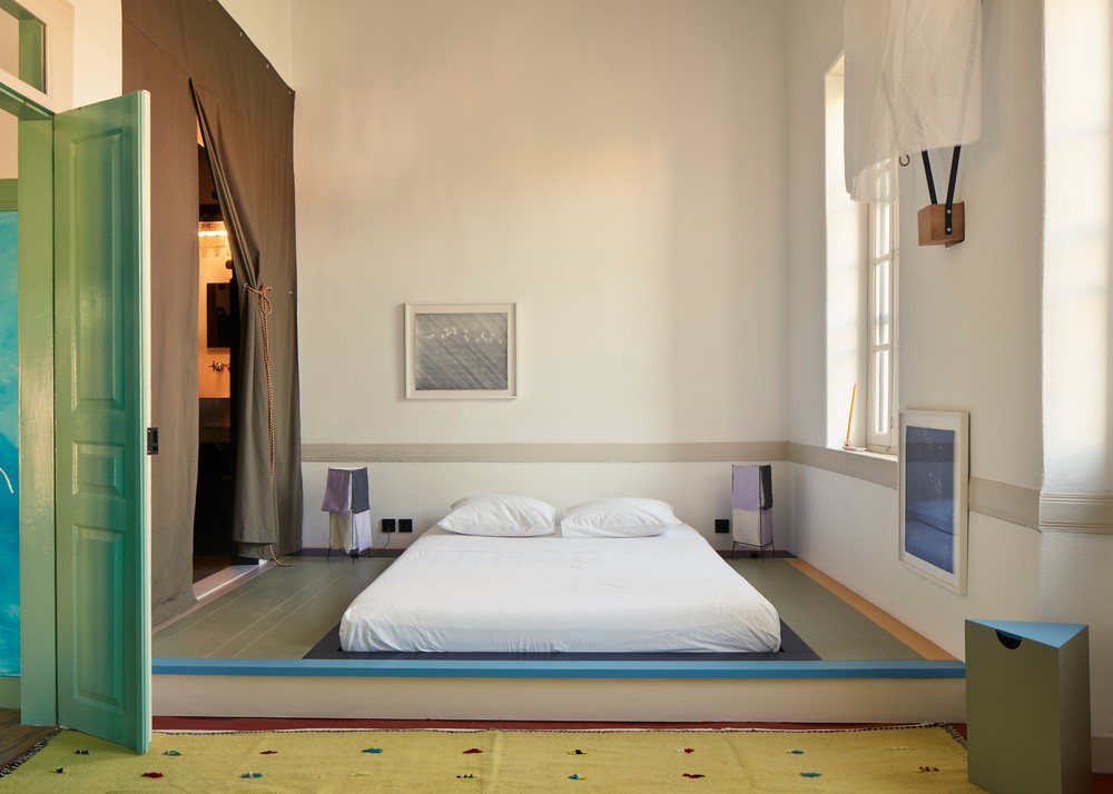 Décor do dia: quarto com cama baixa e teto colorido