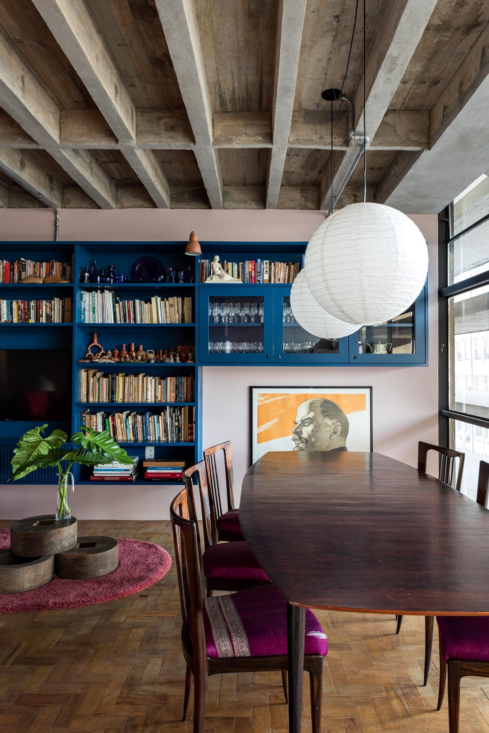 Azul royal: 15 ideias para incluir a cor elegante na sua decoração