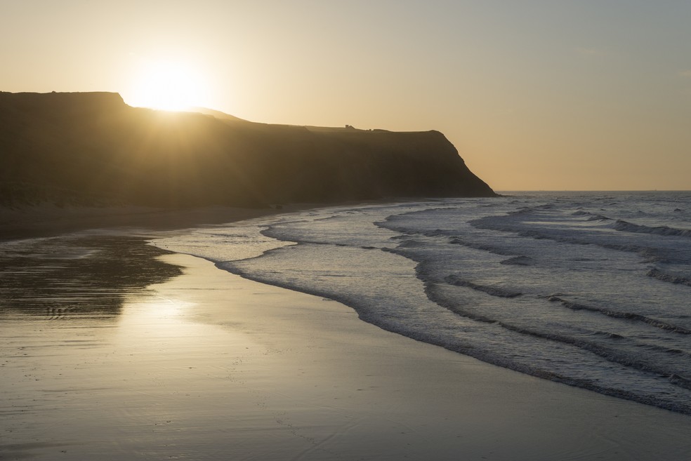 Esta praia no Reino Unido é um paraíso ‘escondido’ longe de multidões ...