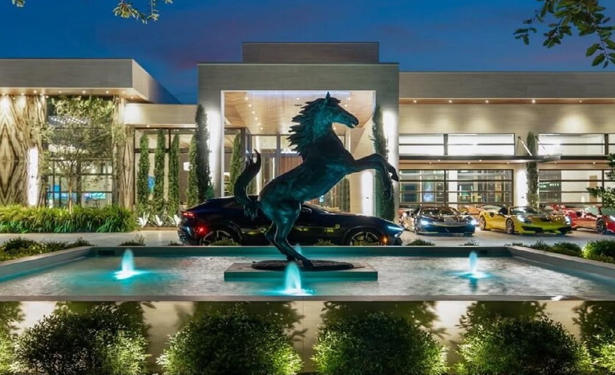 Por dentro de mansão de R$ 320 milhões com decoração inspirada em Ferrari