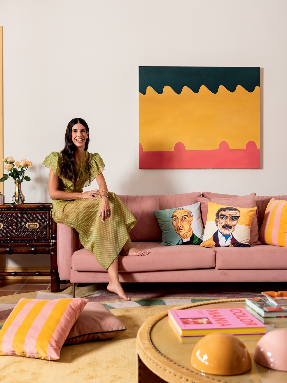 Casa de campo de fashionista tem mix and match de cores e texturas