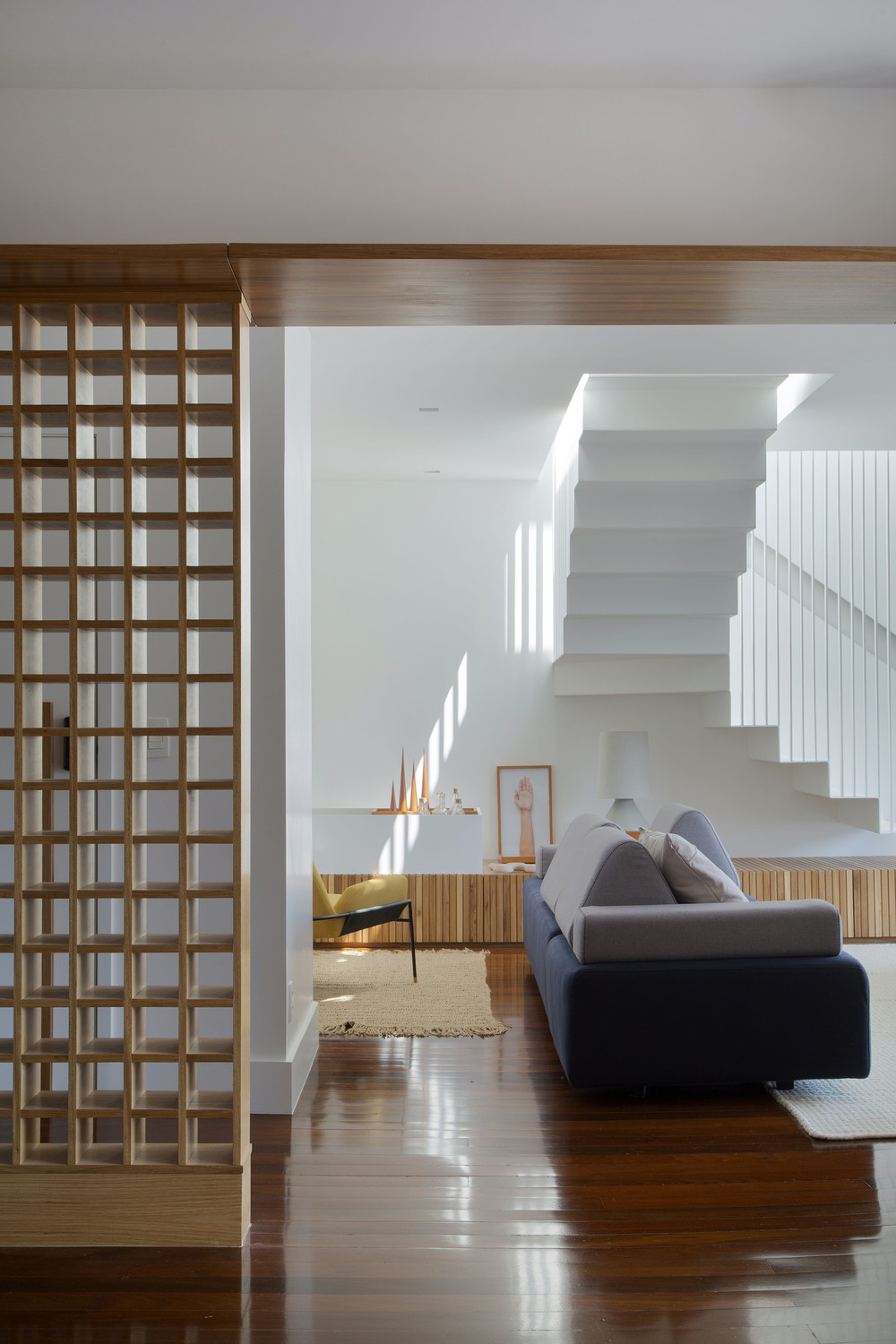 Décor do dia: sala de estar com escada atirantada