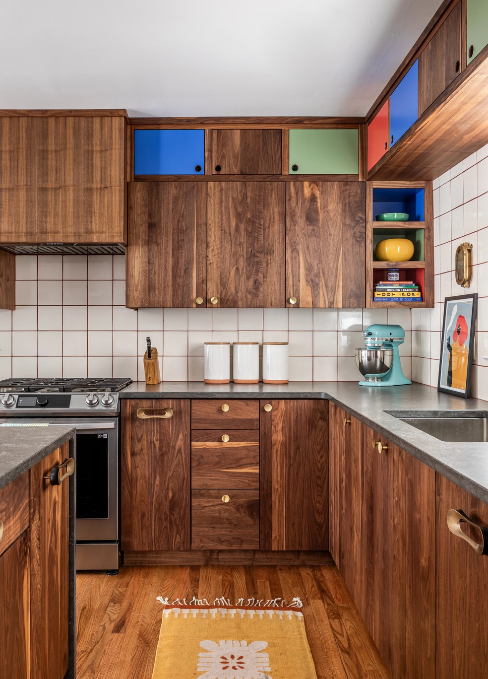 Tendência: as madeiras escuras estão com tudo na decoração