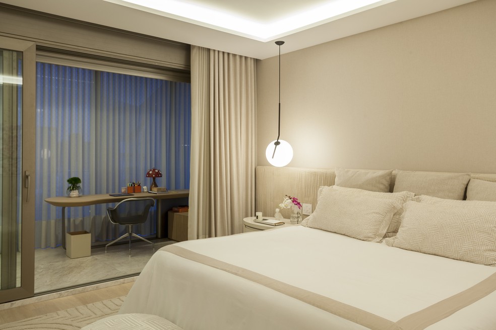 Apartamento de 570 m² tem áreas integradas com paleta clara e pontos de ...