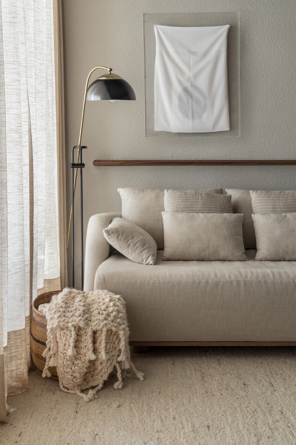 Garimpos de ícones do design brasileiro preenchem apartamento em Curitiba