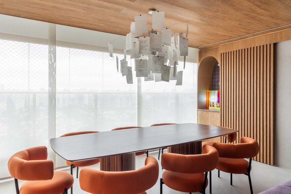 Lustre para sala: 10 ideias de modelos para iluminar a casa com estilo