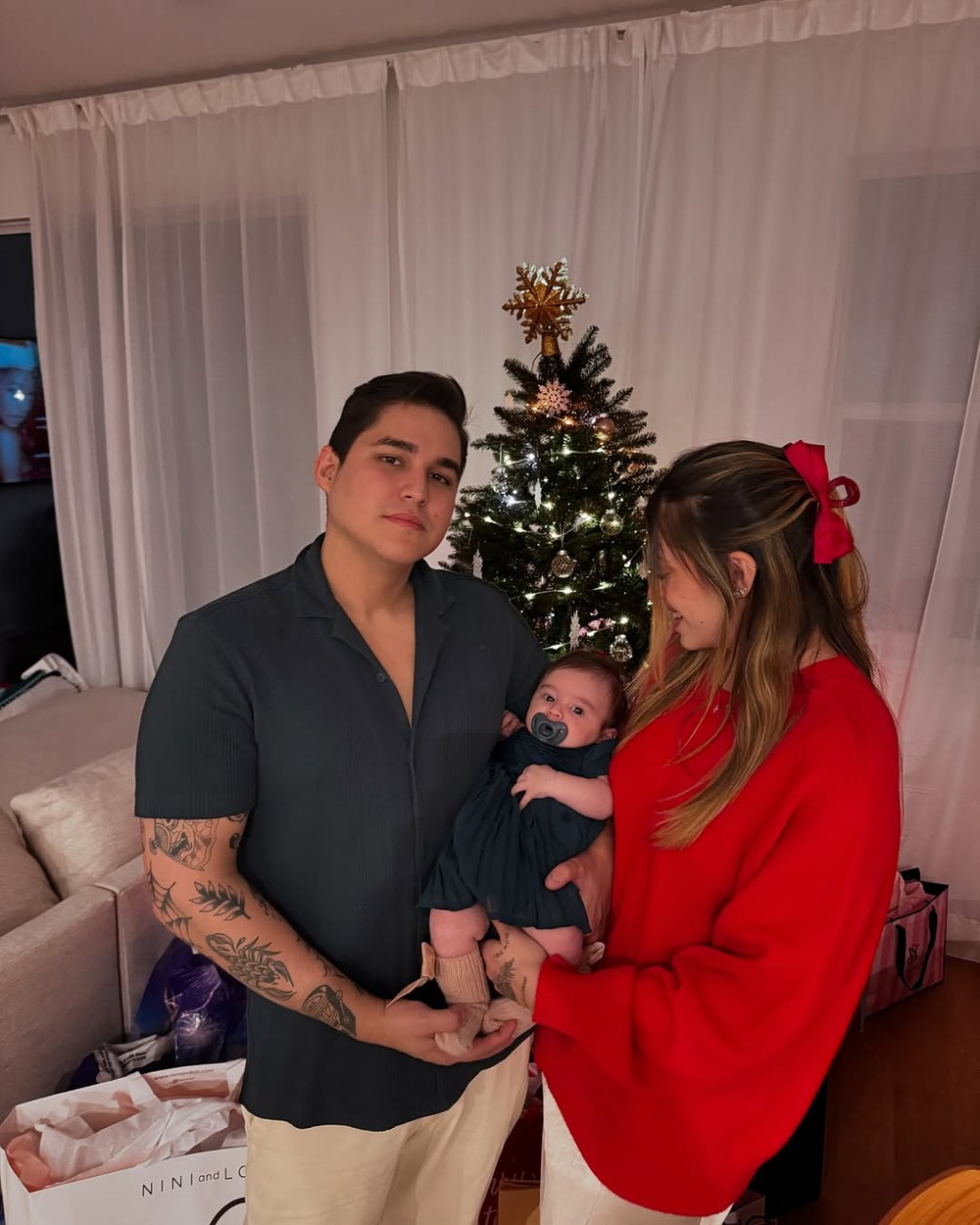Em casa nos EUA, Leandro Hassum se veste de Papai Noel para neta