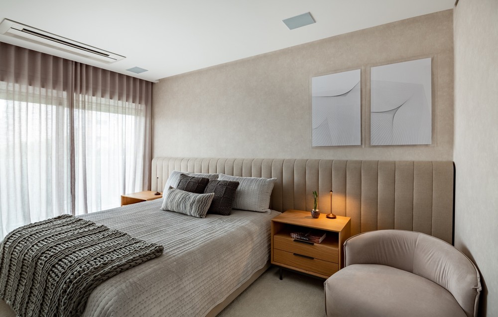 Sala de estar com adega e balanço define apartamento de 186 m²