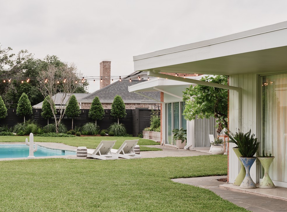 Casa modernista renovada tem animal print, mármore rosa e papel de ...