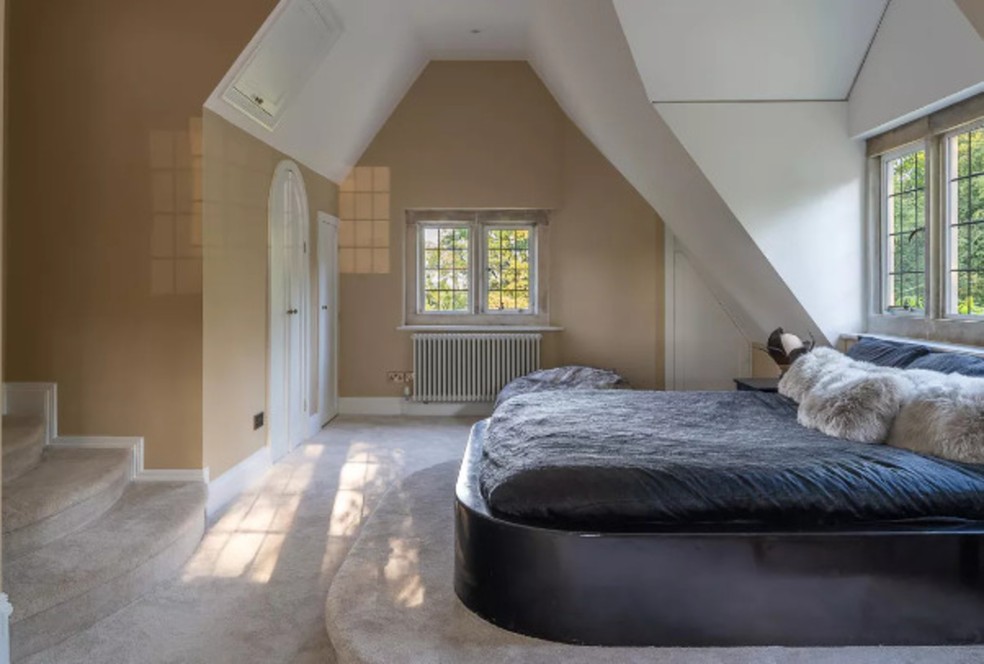 Mansão de Roger Moore, o eterno James Bond, com vista para floresta por ...