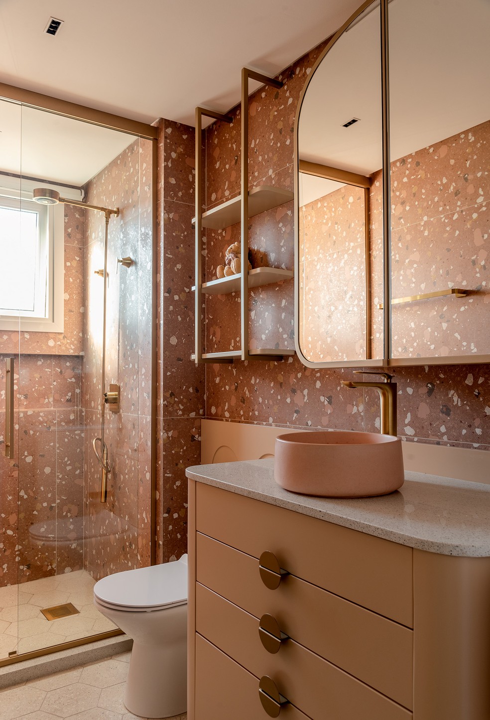 Marcenaria verde: apartamento moderno aposta na cor na medida certa