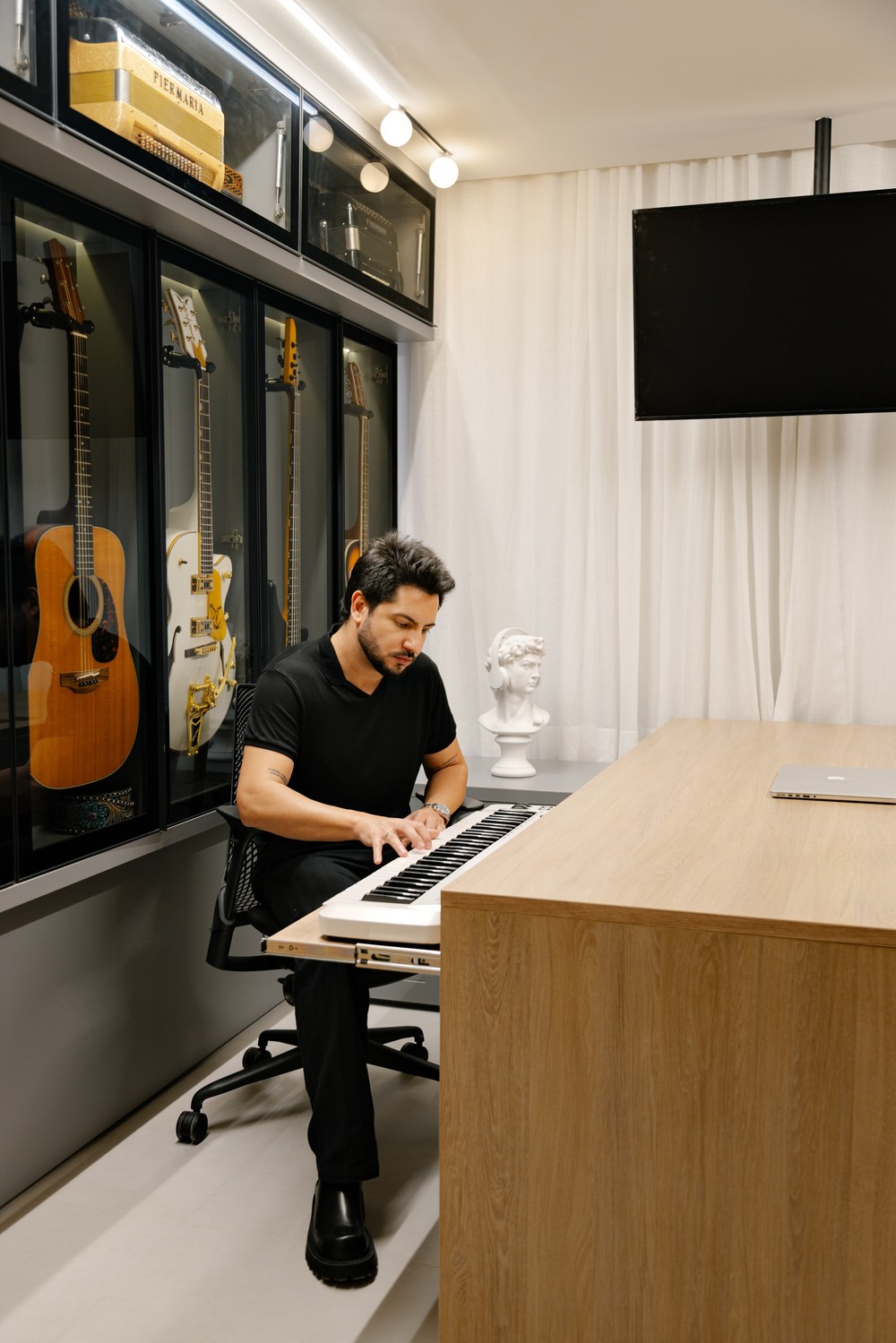 Sertanejo Thiago e a noiva, Geórgia Fröhlich, abrem apartamento em SP