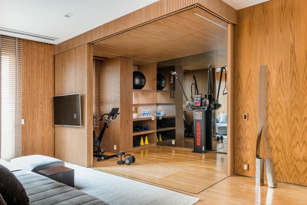 Décor do dia: área social com sala de TV e academia