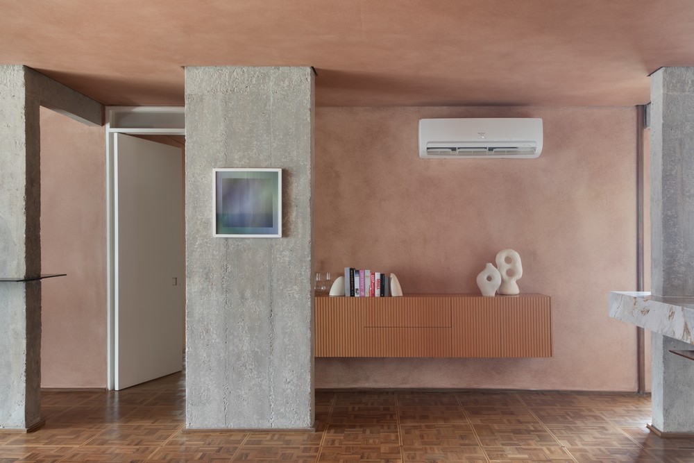 Décor do dia: área social com textura terrosa nas paredes e teto