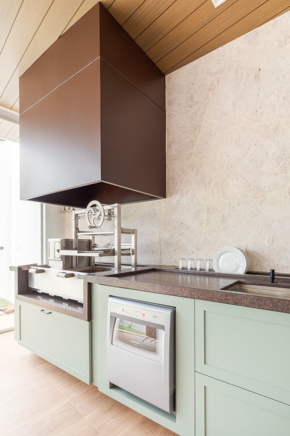 Bancada com granito escovado: descubra prós e contras do acabamento