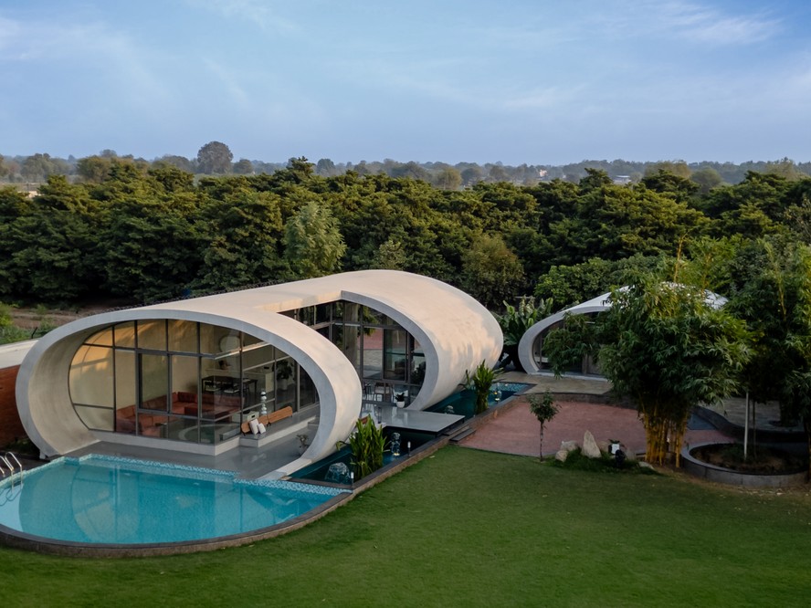 Casa na Índia parece esculpida dentro de uma tubulação de concreto