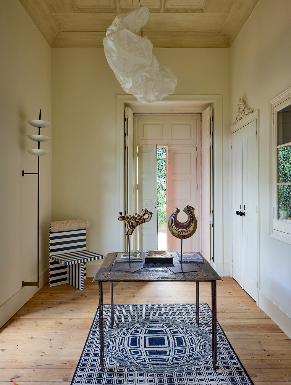 Em Portugal, casa histórica tem ar de misticismo e design moderno