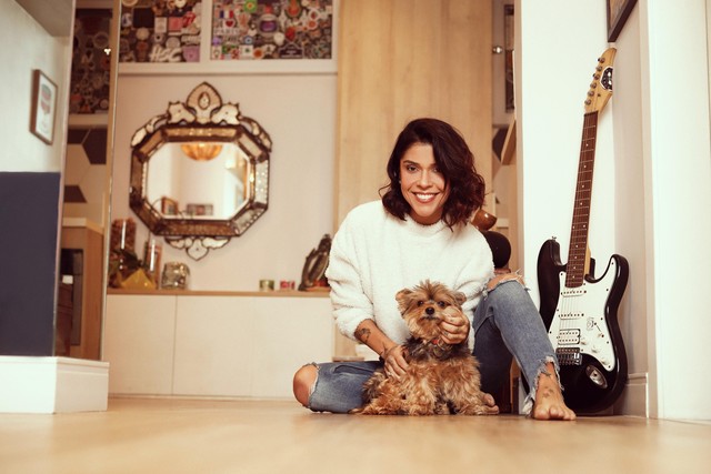 Atriz Maria Carol Rebello abre apartamento com heranças afetivas da família