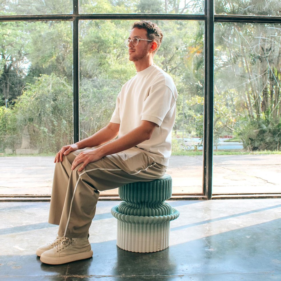 Designer equilibra tecnologia e artesanato com peças sustentáveis ...